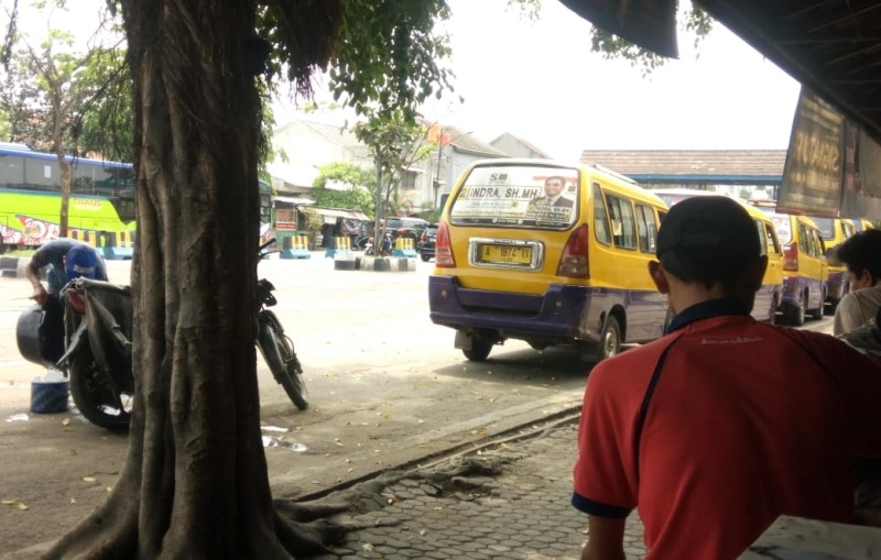 Banyak Caleg Langgar Aturan, Pasang APK di Pohon dan Angkot ... Banyak Caleg Langgar Aturan, Pasang APK di Pohon dan Angkot ...
